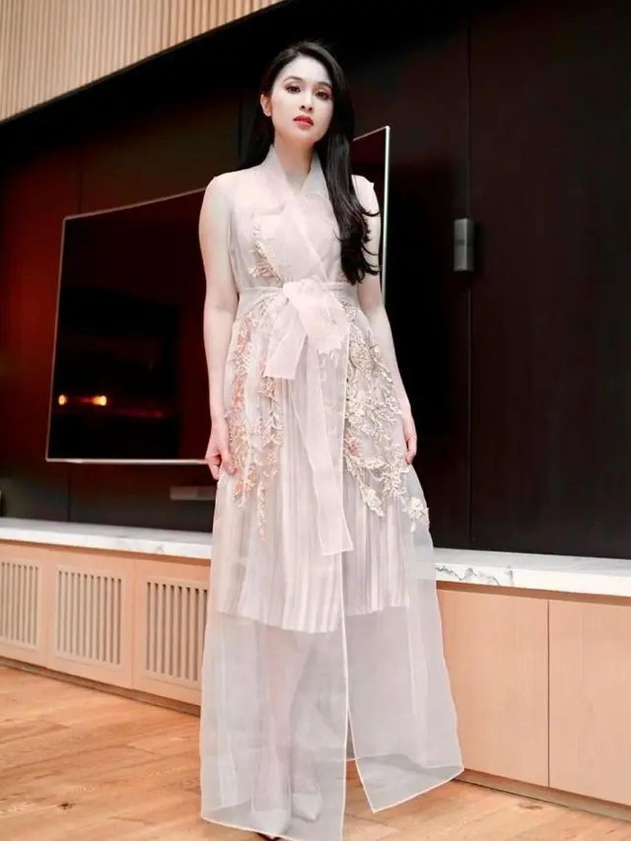 15 Model Dress Brokat Terbaru untuk Tampil Menawan di 2025, Modis - Hot Liputan6.com