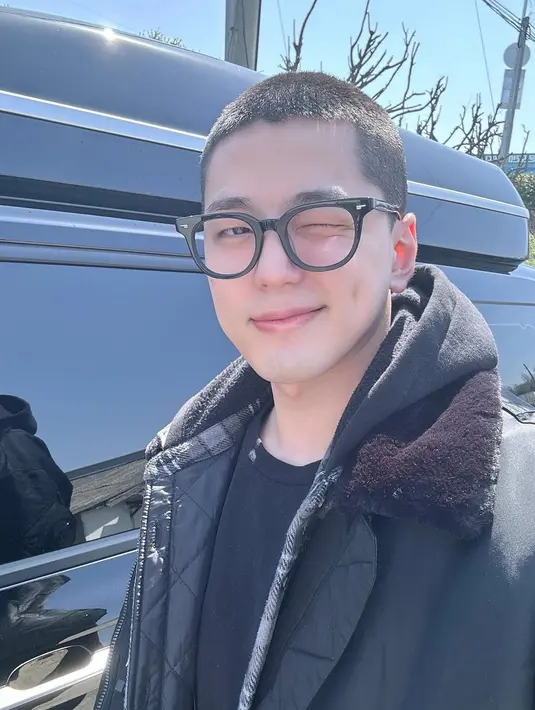 Kim Min Kyu Resmi Jalani Wajib Militer, Unggah Foto Berkepala Nyaris Plontos: Aku Akan Kembali ...