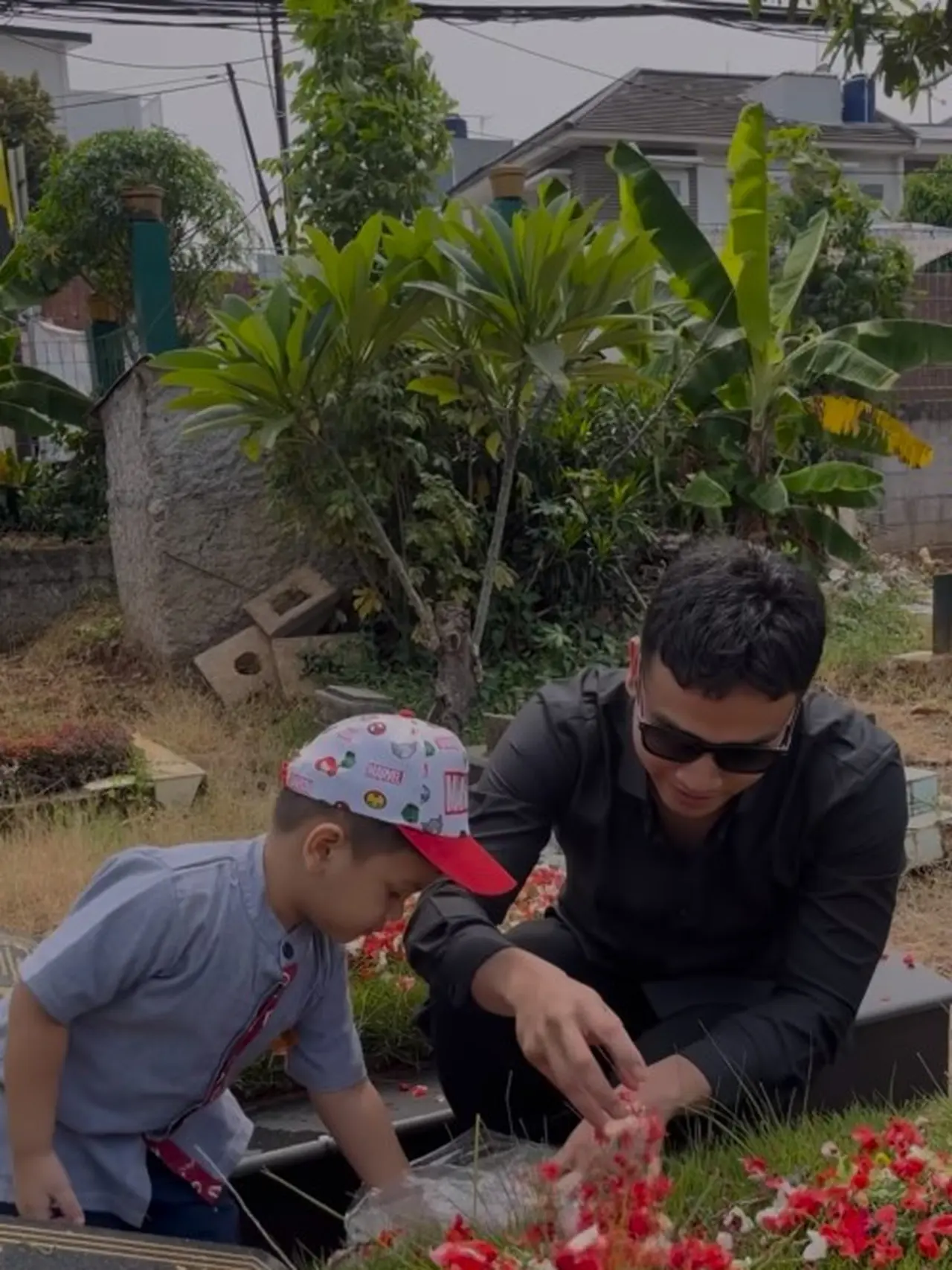 Diajak Fadly Faisal Ke Makam Vanessa Angel dan Bibi Andriansyah, Gala Sky: Sayang Mami Papi ...