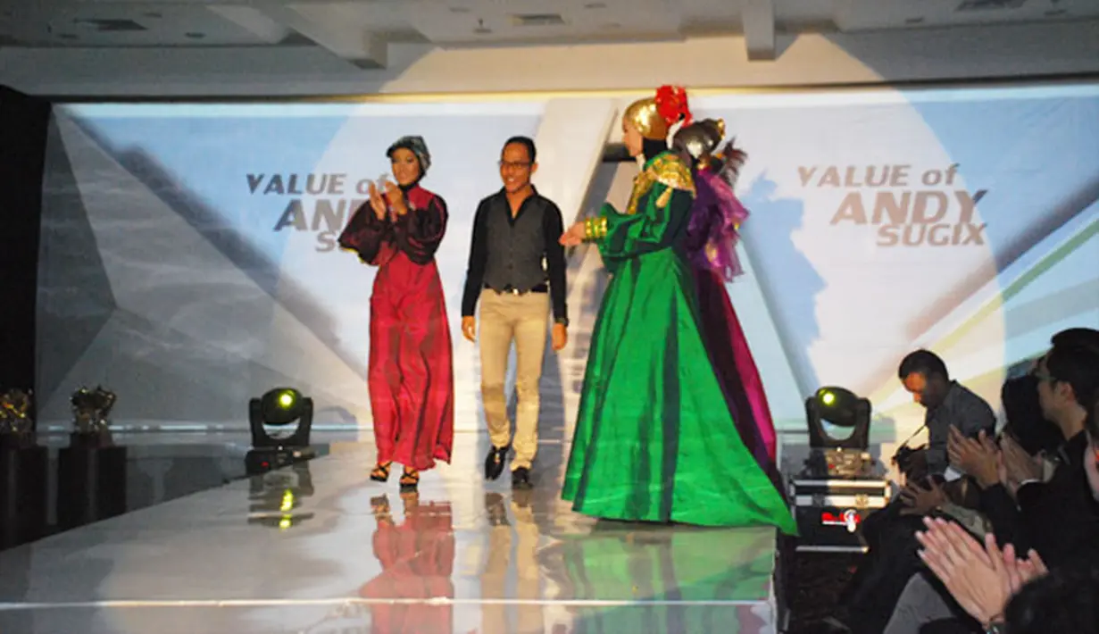 Cantiknya Warna-Warni Koleksi Busana Andy Sugix Dalam 'Value Of Indonesia' - Photo Fimela.com