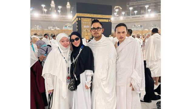7 Potret Penampilan Wanda Hara Saat Umrah, Banjir Pujian Warganet