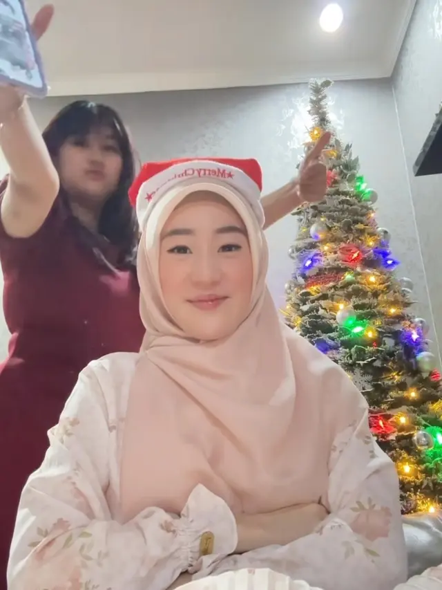 8 Potret Artis Rayakan Natal Bareng Keluarga Beda Agama, Penuh Keceriaan - Hot Liputan6.com