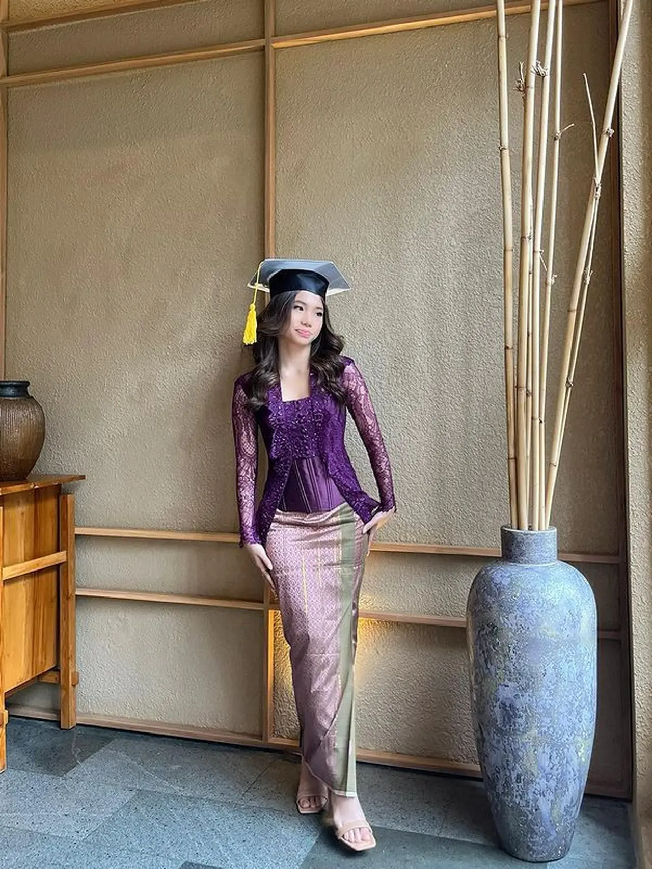 Cantik Pakai Kebaya, Potret Jamine Abeng Putri Ririn Ekawati Wisuda - Entertainment Fimela.com