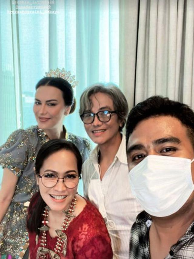 6 Potret Sophia Latjuba di Pernikahan Eva Celia, Tak Kalah Cantik dari ...