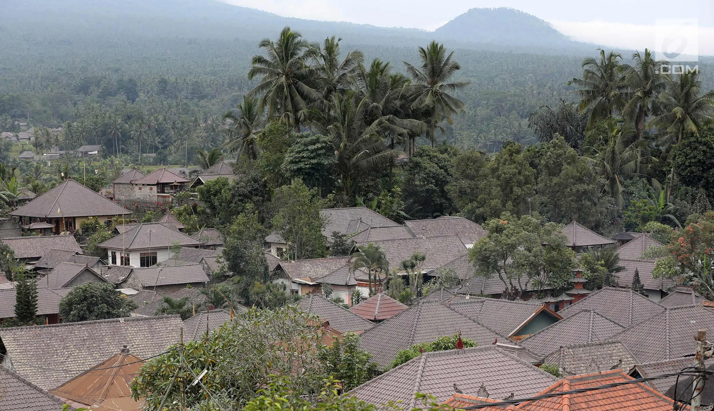 PHOTO: Atap Rumah Warga Masih Diselimuti Abu Vulkanik Gunung Agung ...