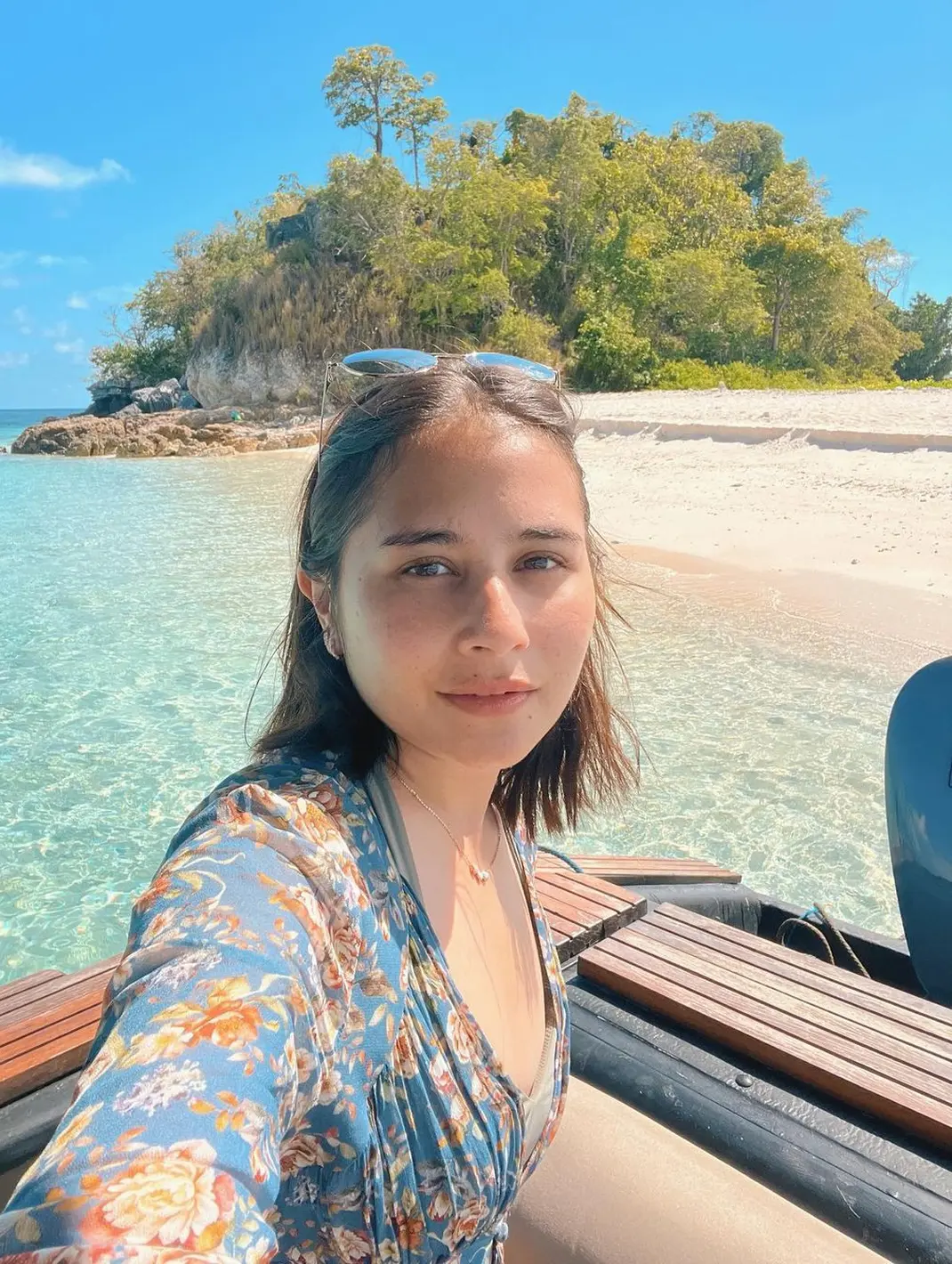 6 Gaya Prilly Latuconsina Nikmati Alam, Bahagianya Nyata Terlihat