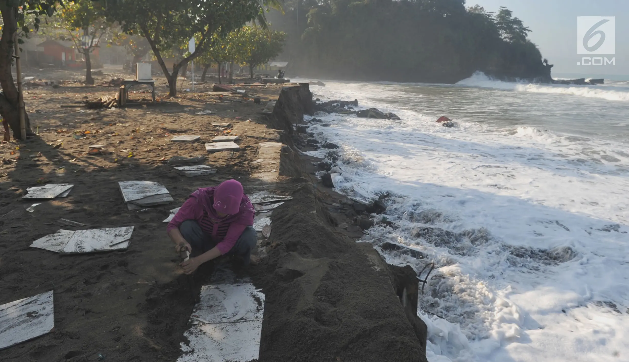 FOTO: Abrasi Pantai Akibat Gelombang Pasang di Pelabuhan Ratu - Foto ...