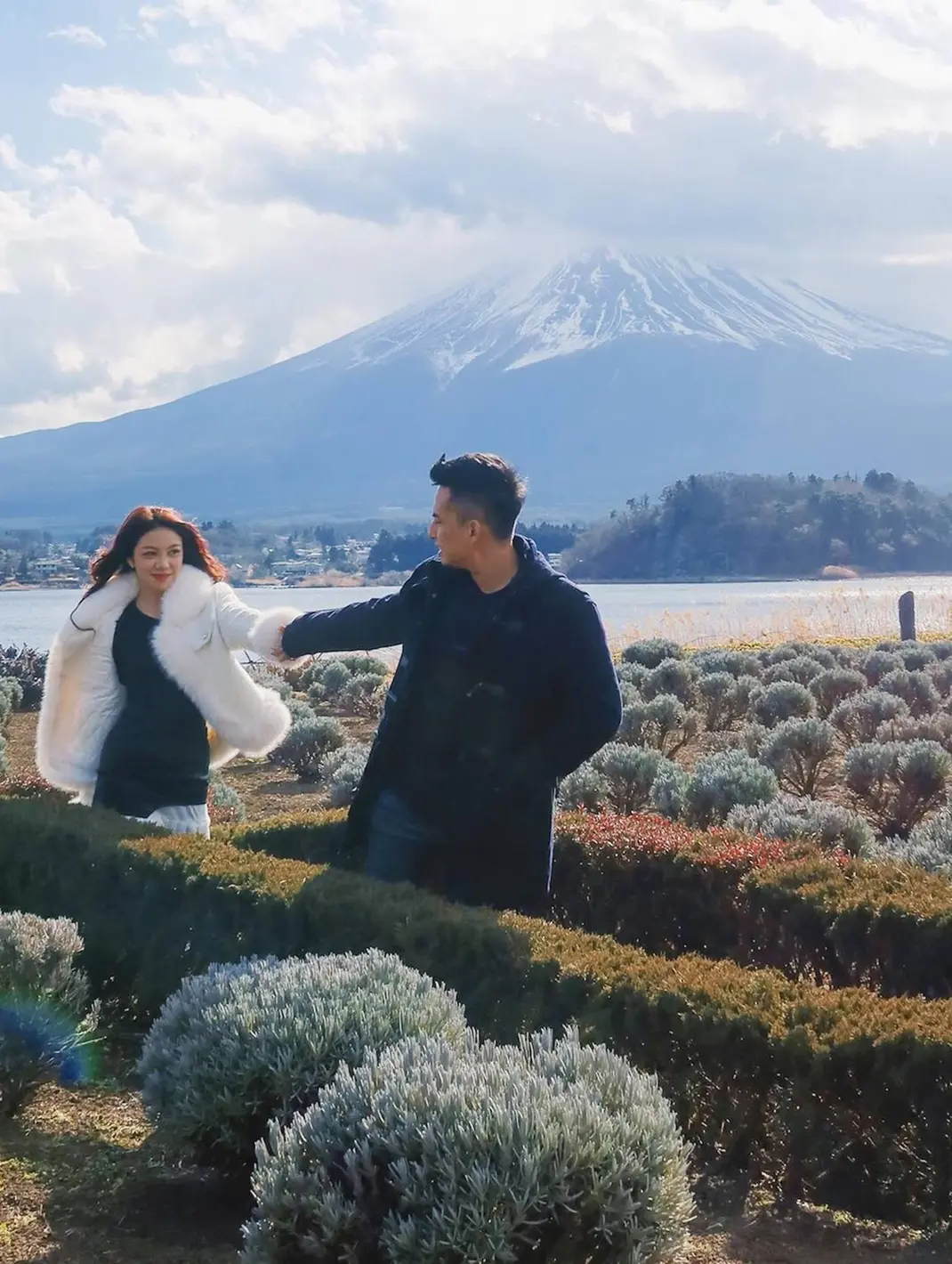 Potret Niko Al Hakim dan Regina Phoenix Berlatar Gunung Fuji Bak ...