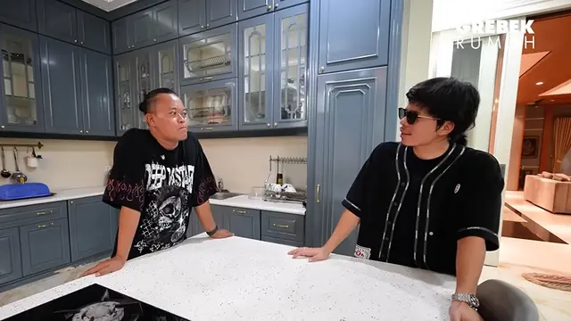 6 Potret Dapur Rumah Sule Bergaya Klasik Modern, Dominasi Warna Biru-Abu yang Menenangkan ...