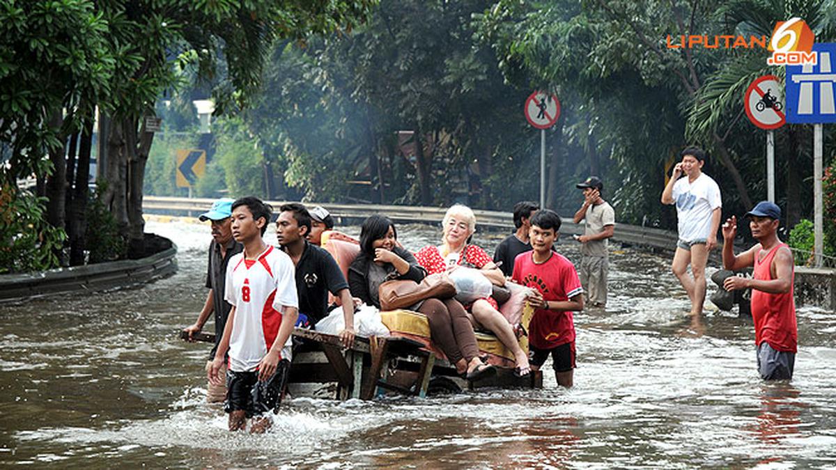 Banjir di Pluit Masih 1 Meter - News Liputan6.com