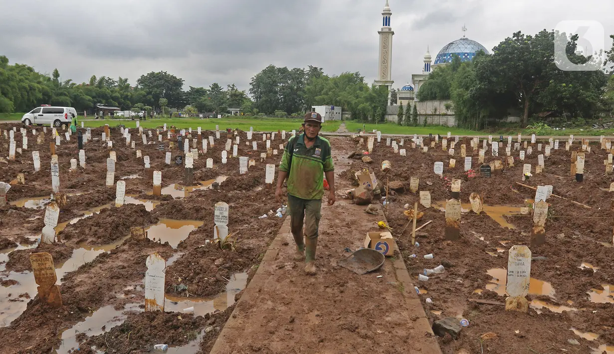 FOTO: Pemangkasan Ukuran Makam Jenazah COVID-19 di TPU Bambu Apus ...