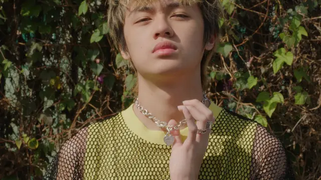 Profil Warren Hue, Rapper Muda Indonesia yang Menggoyang Coachella 2022 ...