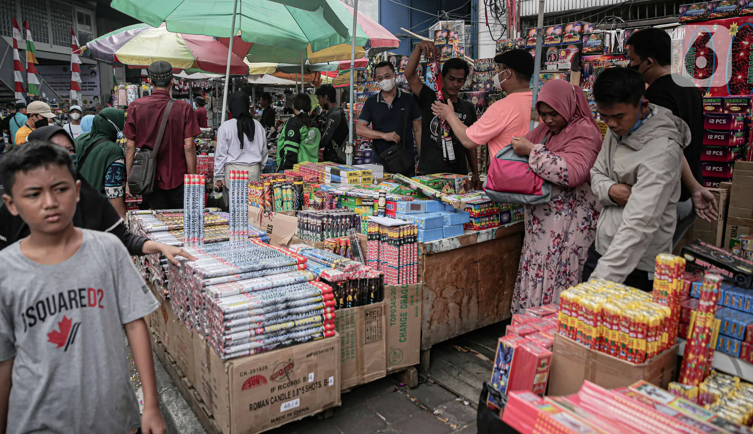 FOTO: Pedagang Kembang Api Musiman Penuhi Pasar Asemka - Foto Liputan6.com