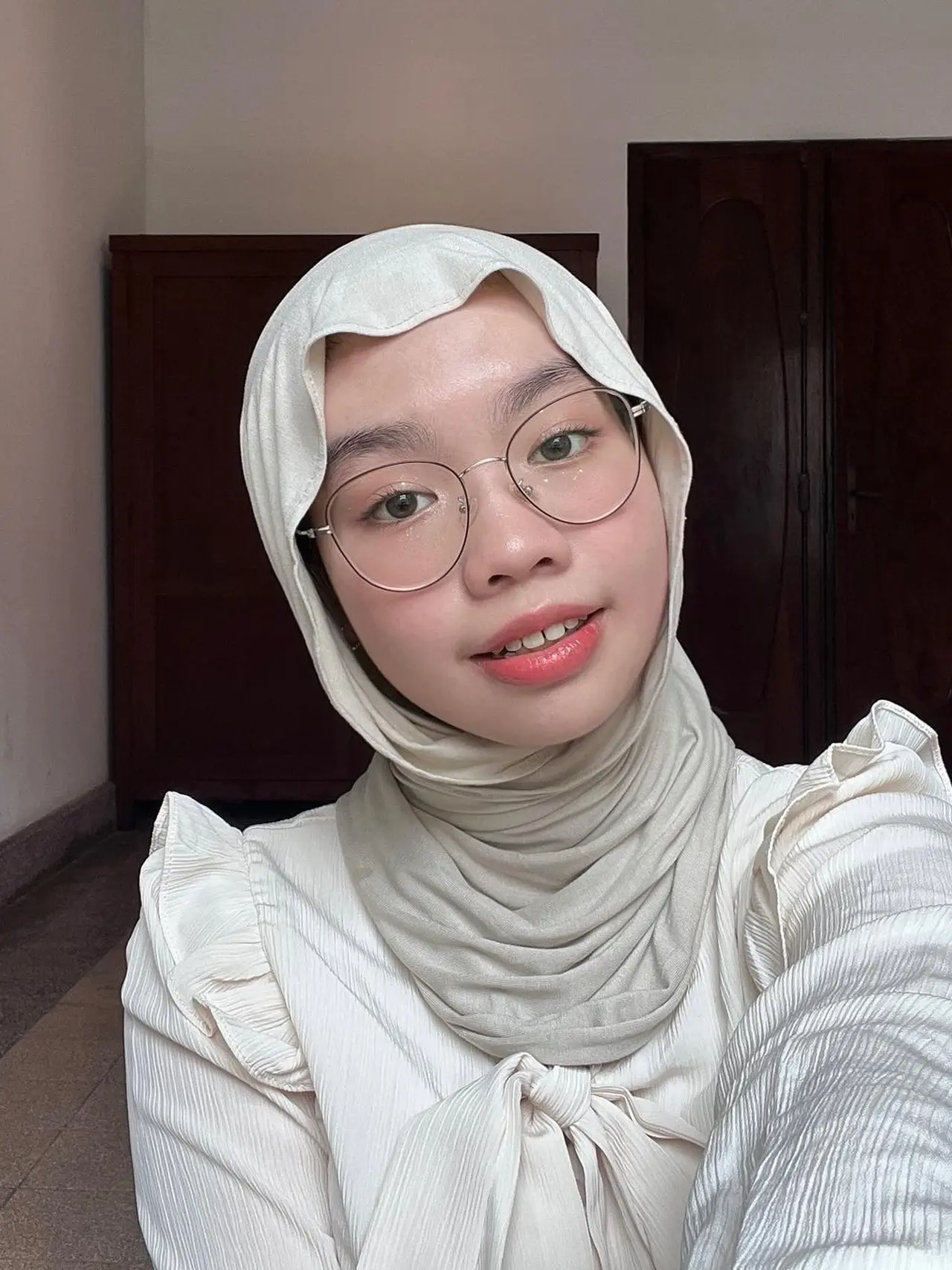 Tren Kacamata Fashion Wanita Berhijab yang Paling Hits di 2024: Membuat Tampilan Lebih Cantik ...