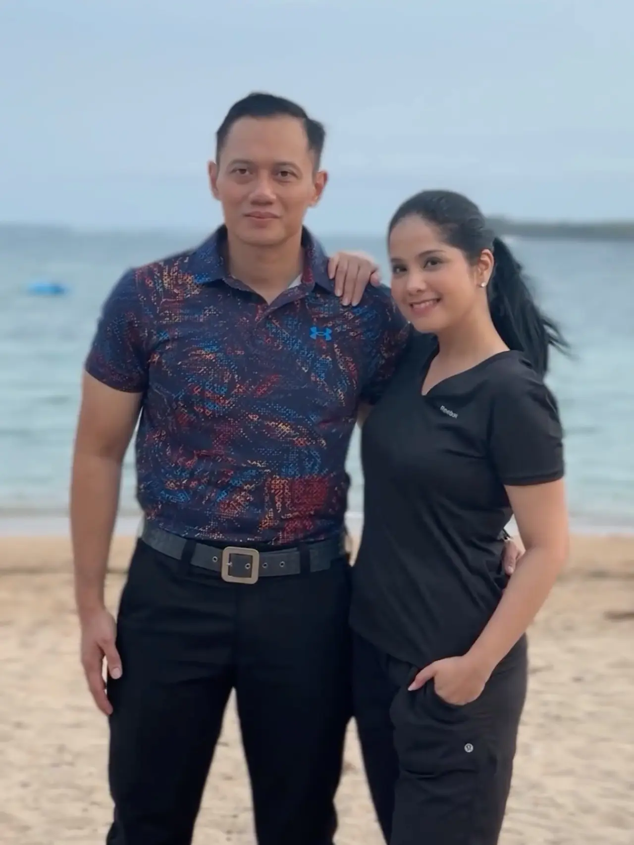 6 Potret Annisa Pohan dan AHY di Bali, Sepeda Santai di Pantai Sanur ...