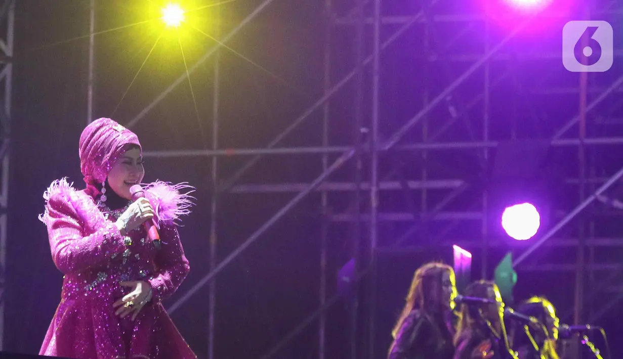 Penampilan Enerjik Elvy Sukaesih Sukses Ajak Penonton Synchronize Fest 2024 Bergoyang Bersama ...