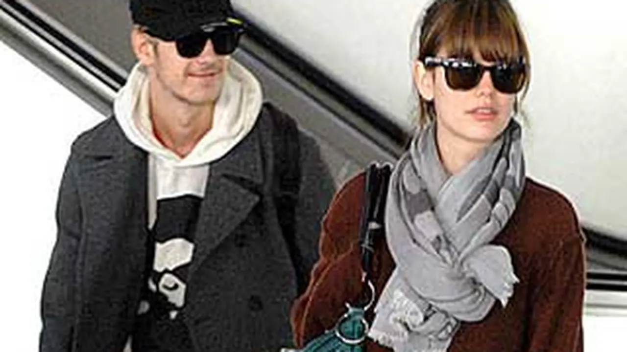 Christensen Dan Rachel Bilson Batalkan Pertunangan - ShowBiz Liputan6.com