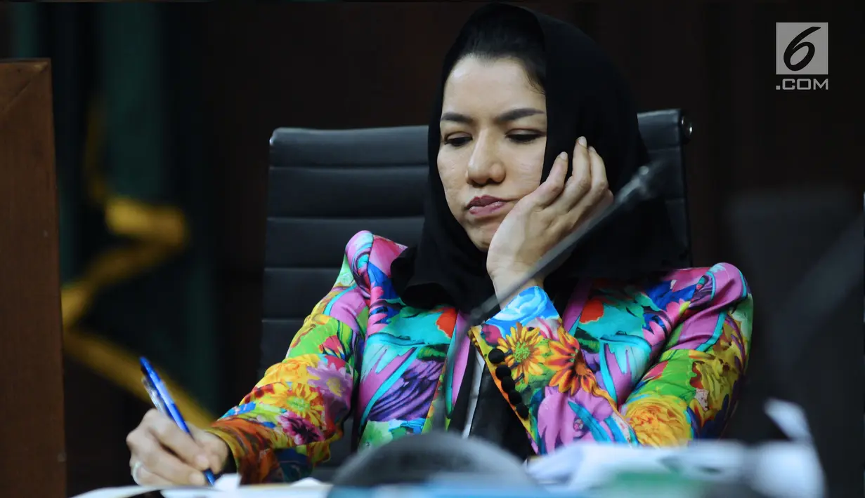 FOTO: Kenakan Blazer Bermotif, Bupati Rita Widyasari Jalani Sidang ...