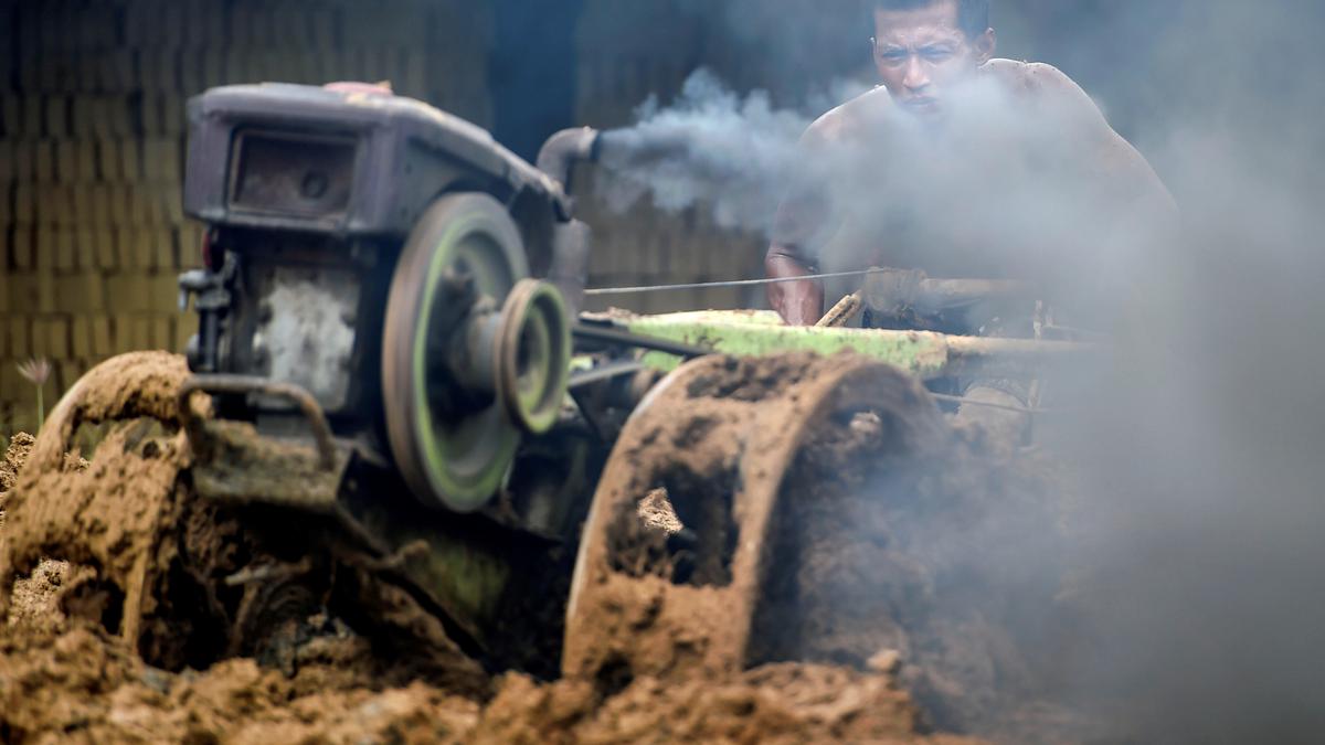 FOTO: Potret Aktivitas Pekerja Pabrik Batu Bata di Aceh - Foto Liputan6.com