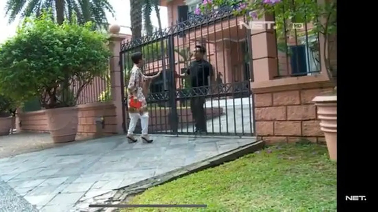 8 Potret Rumah Adrie Subono yang Mirip Istana dengan Patung di Mana ...