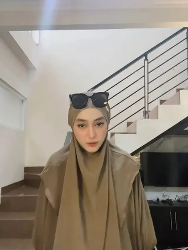 7 Potret Terbaru Santyka Fauziah Mulai Jarang Foto Bareng Sule, Sibuk ...