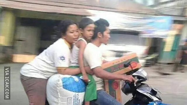 6 Tingkah Pengendara Motor Bonceng Emak-Emak Ini Bikin Elus Dada - Hot Liputan6.com