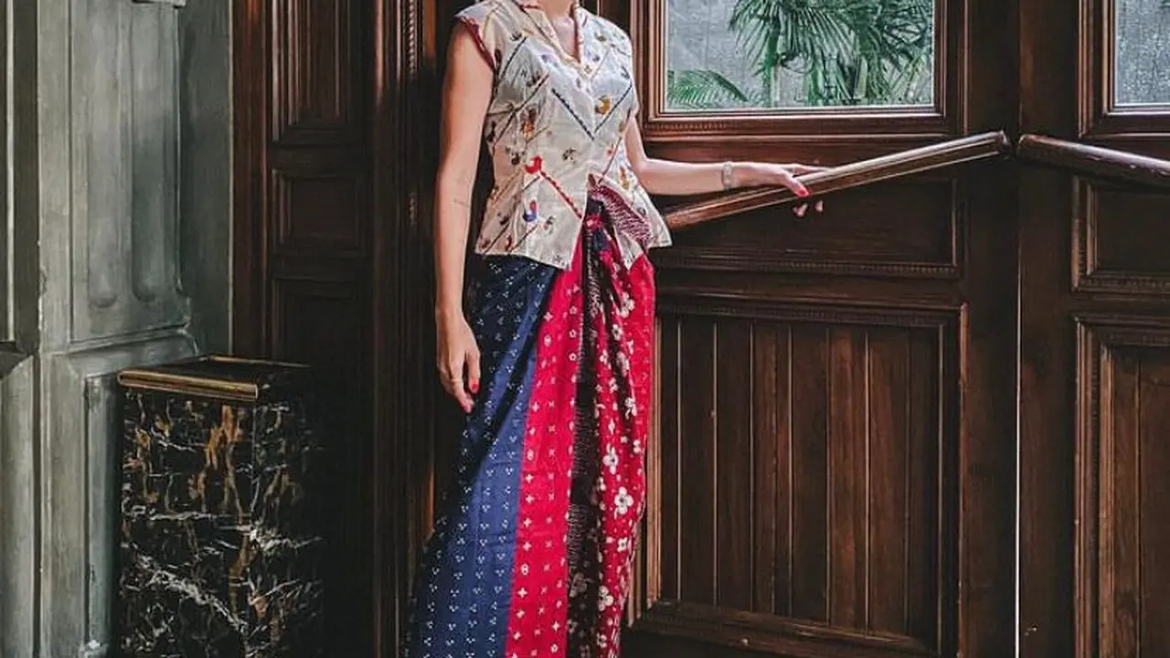 10 Potret Kirana Larasati Tampil Kekinian dan Modis dengan Kain Batik - Fashion Fimela.com