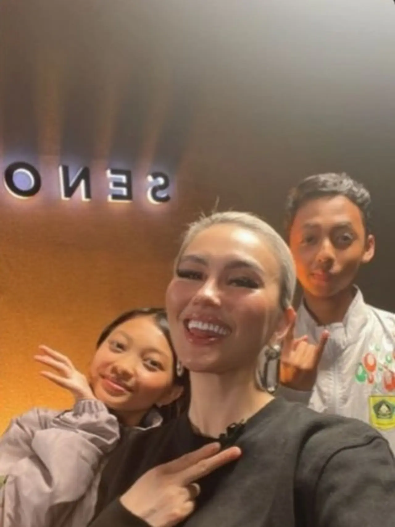 6 Potret Agnez Mo Akhirnya Berjumpa Siswa SMPN 1 Ciawi Jago Dansa yang Sedang Viral, Devina dan ...