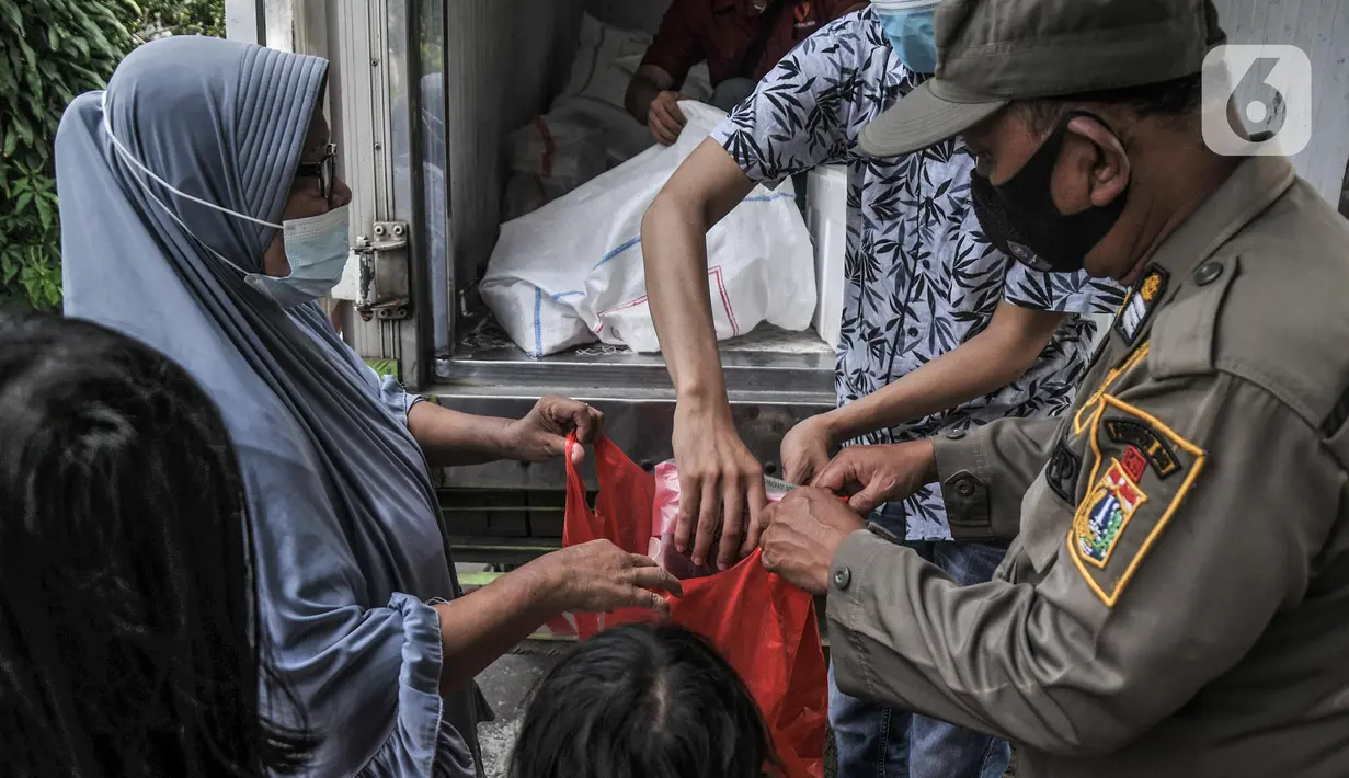FOTO: Warga Berburu Pangan Murah di RPTRA - Foto Liputan6.com