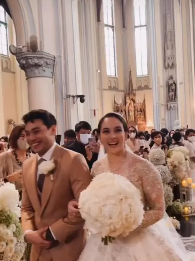 7 Momen Bahagia Pernikahan Chelsea Islan dan Rob Clinton, Digelar ...