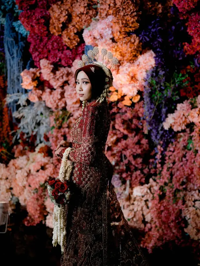 Detail Gaun Pengantin Sendy Aulia Istri Rizky Ridho, Ada Garuda dan ...