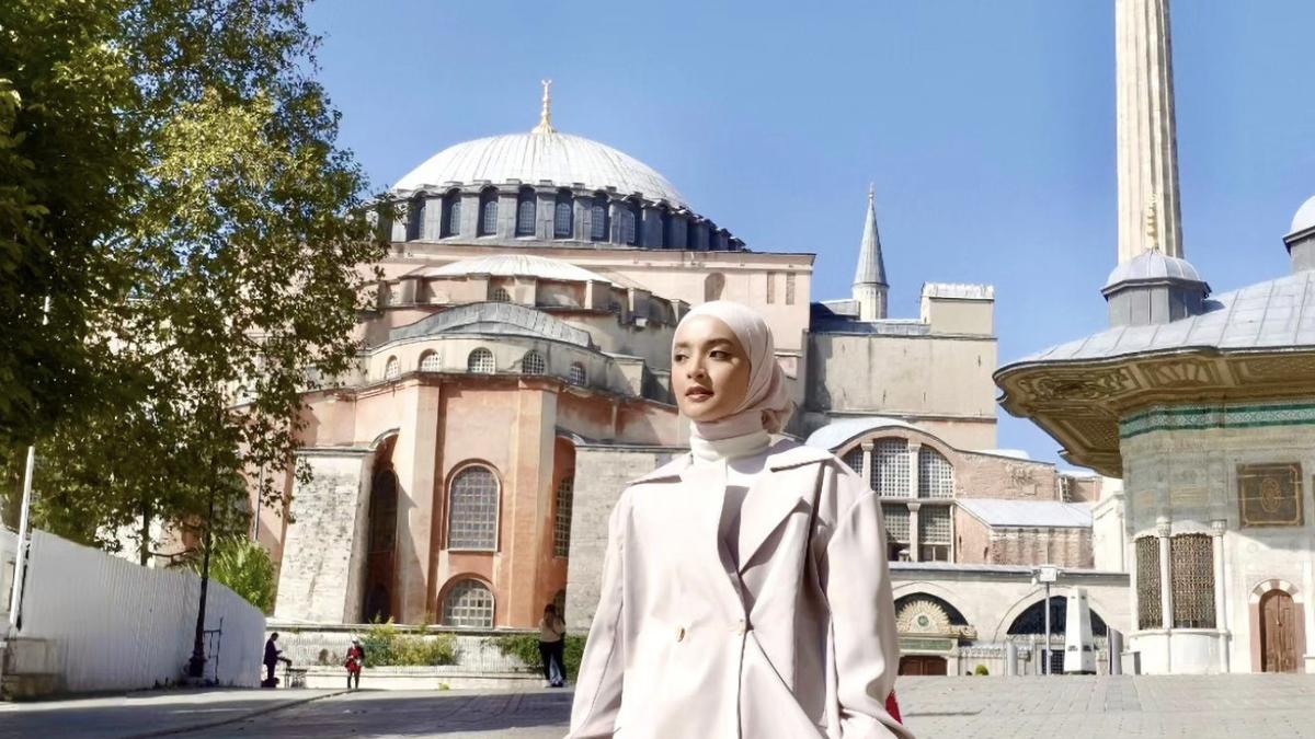 6 Gaya Nabila Ishma, Elegan dengan Outfit Layering yang Memukau - Photo ...