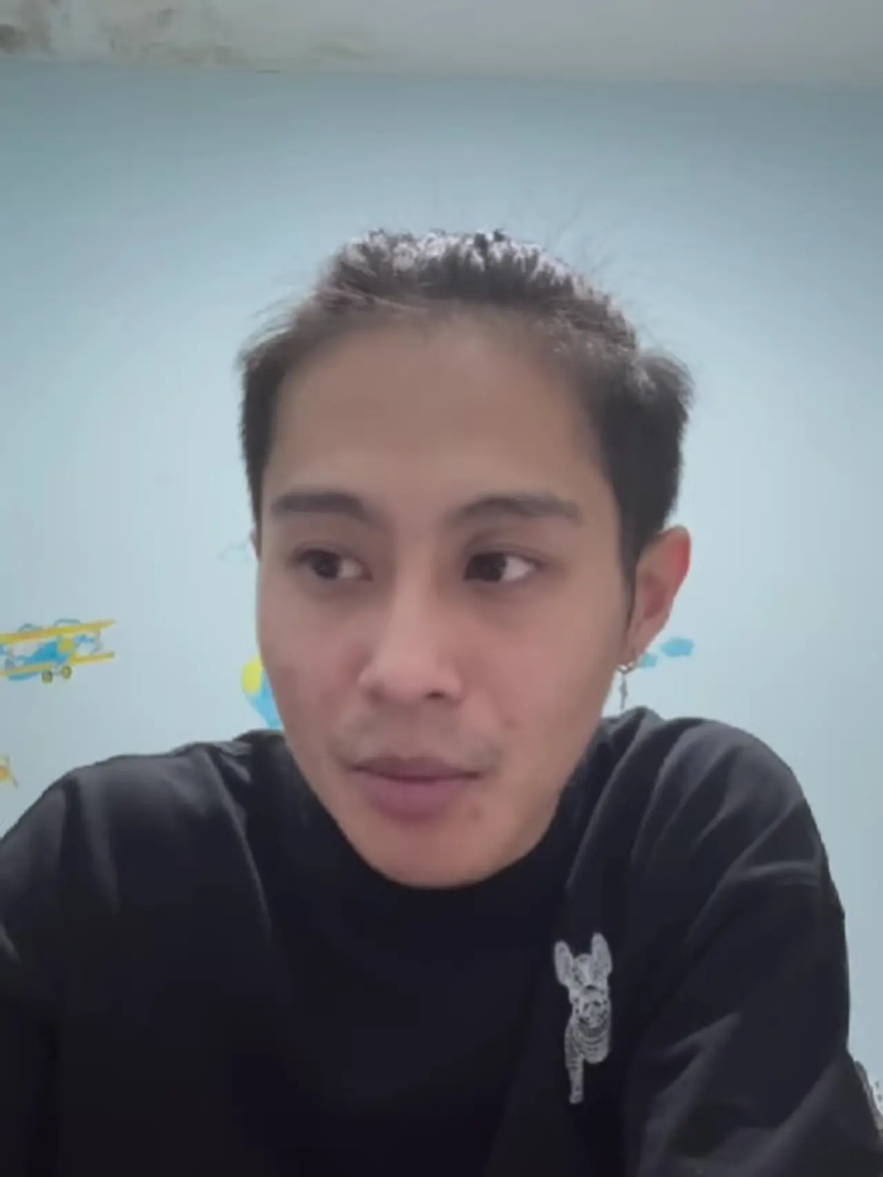 Gaya Rambut DJ Panda dengan Potongan Man Bun Undercut yang Jadi Ciri ...