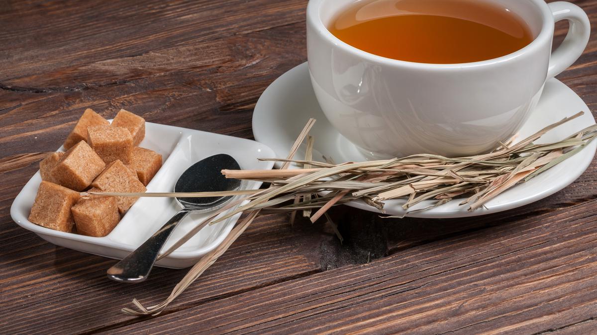 Resep Teh Rumput Teki untuk Turunkan Tekanan Darah Tinggi - Food Fimela.com