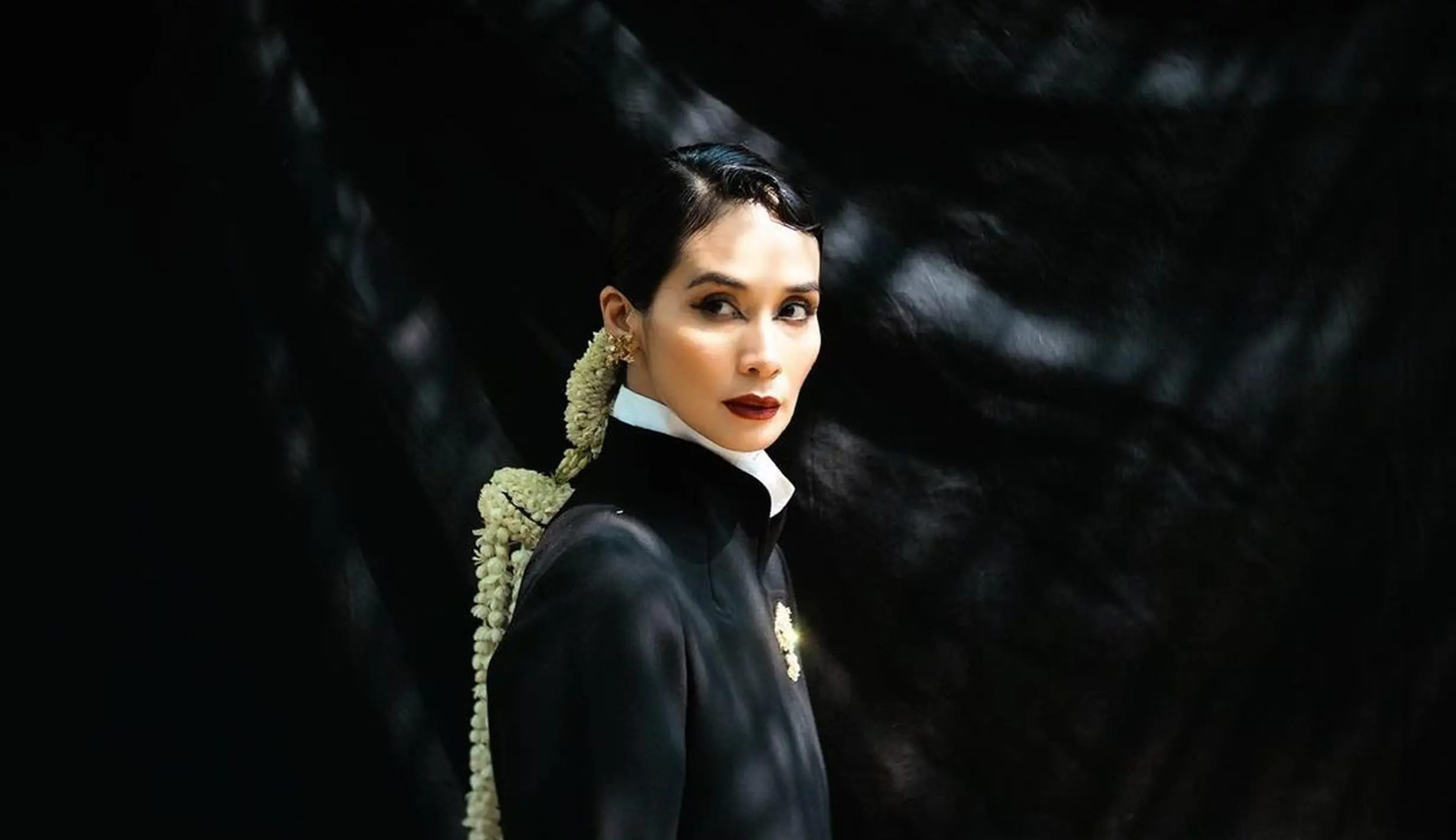 8 Gaya Artis Pakai Kebaya Janggan yang Kembali Tren Berkat Serial Gadis Kretek, dari Dian Sastro ...