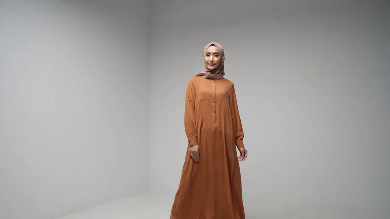 Punya Desain Klasik, 10 Gamis Terbaru 2025 Ini Justru Bikin Ibu-Ibu 50 ...