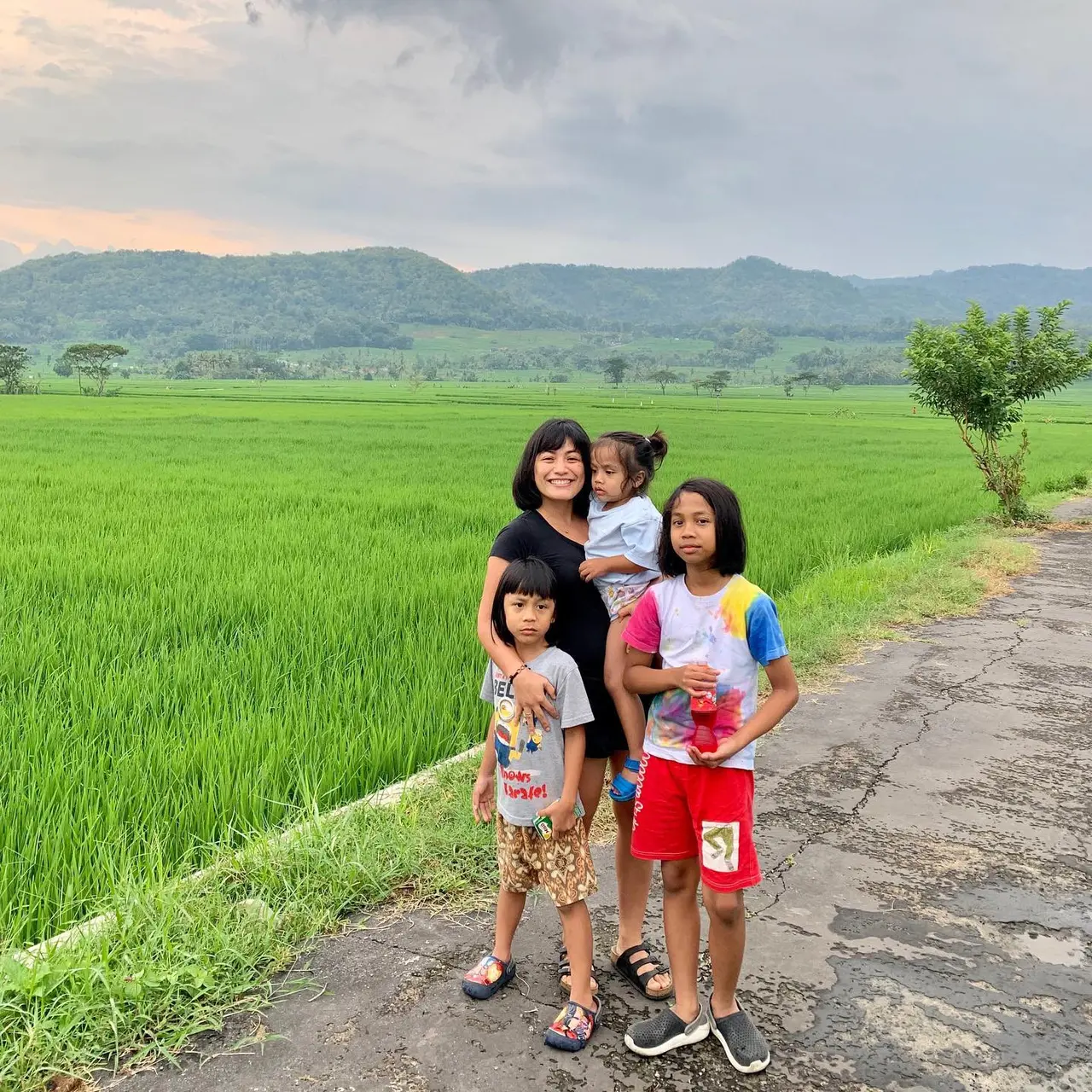 Tampil Akrab, Ini 7 Potret Kompak Kedua Istri Erix Soekamti - Hot ...