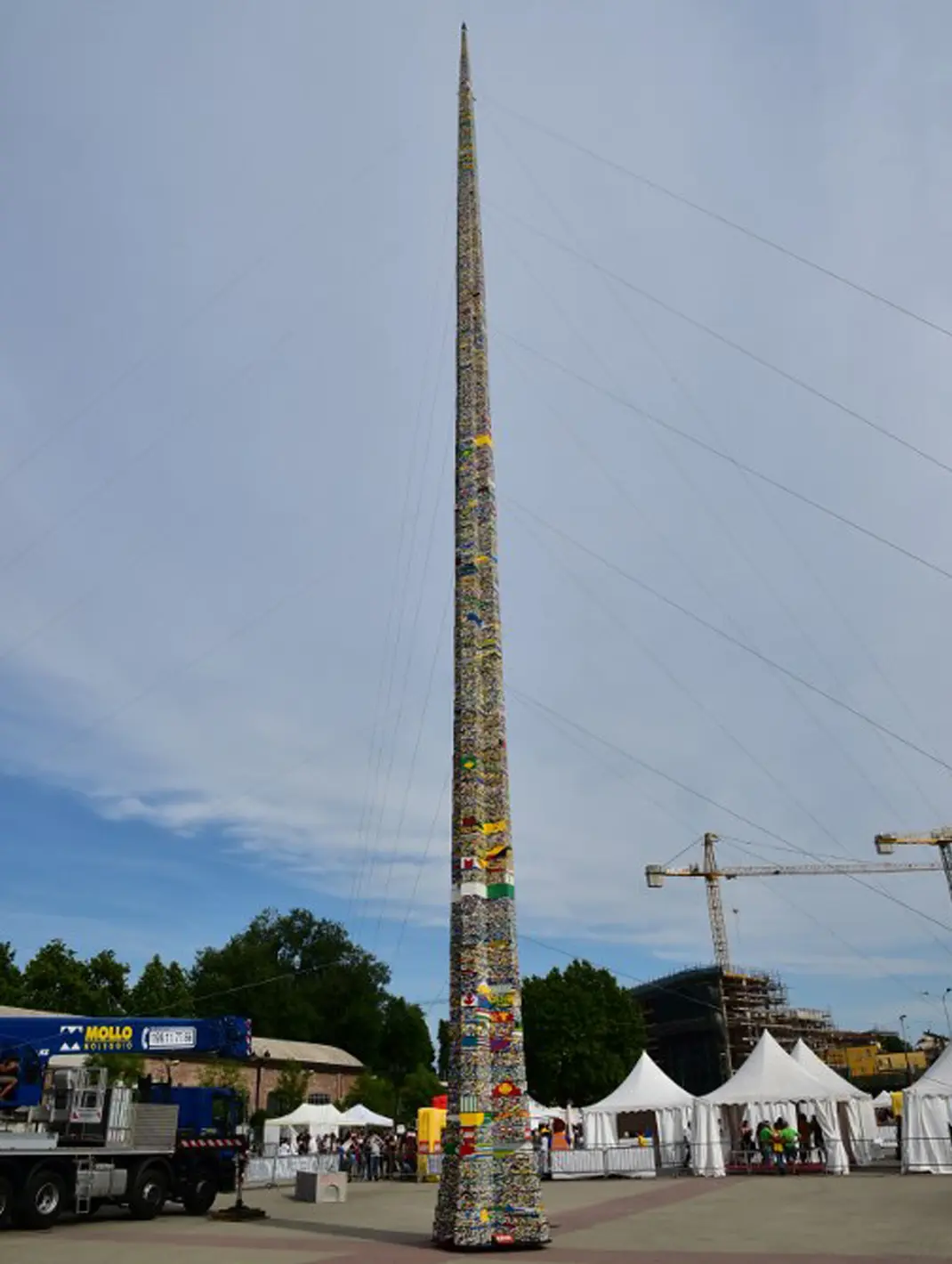 Italia Berhasil Membangun Menara Lego Tertinggi di Dunia - Foto ...