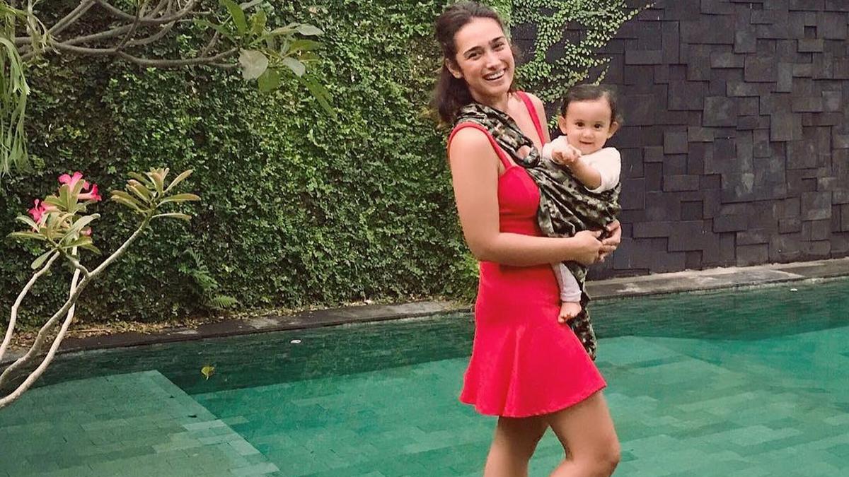 Alexandra Gottardo Tutup Kolom Komentar Foto Telanjang Dada Bersama Anak - Entertainment Fimela.com