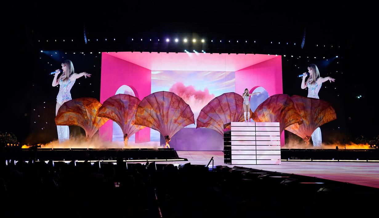 Taylor Swift Tampil Memukau Saat Awali The Eras Tour di State Farm ...