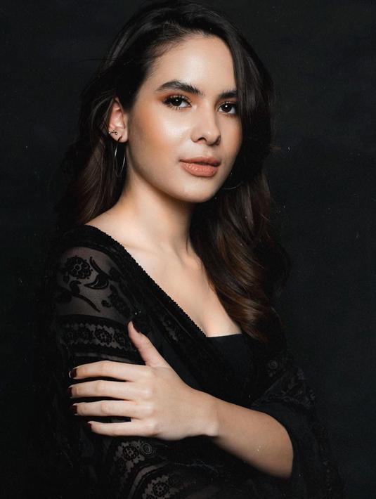 Potret Steffi Zamora Pakai Busana Hitam, Tampil Elegan - Foto Liputan6.com