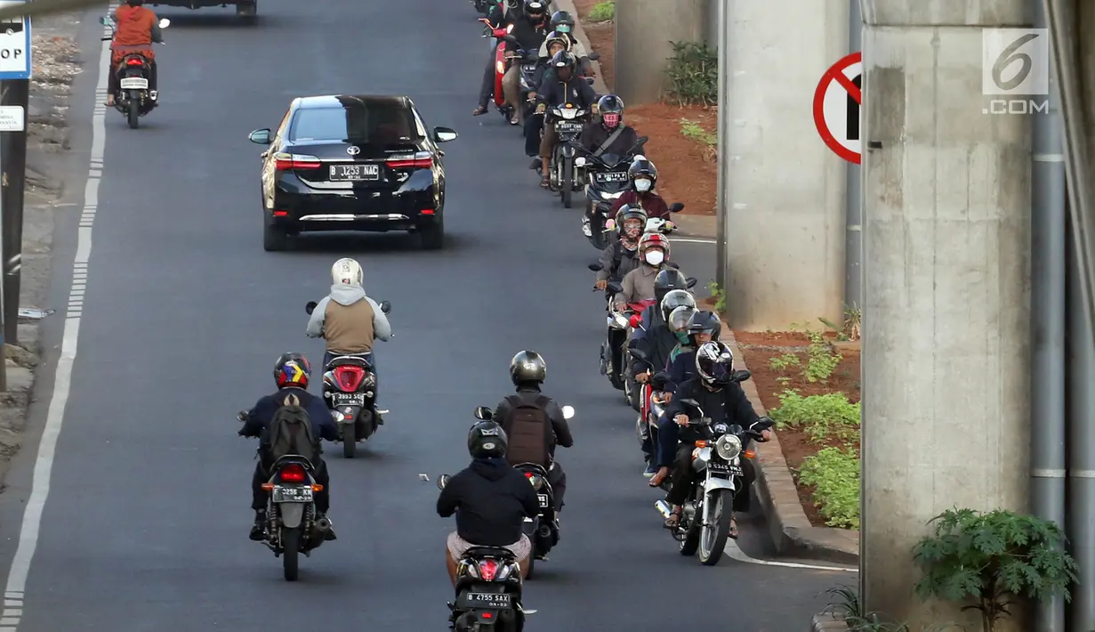 FOTO: Ramai-Ramai Pengendara Motor Melawan Arus di Ciledug Raya - Foto Liputan6.com