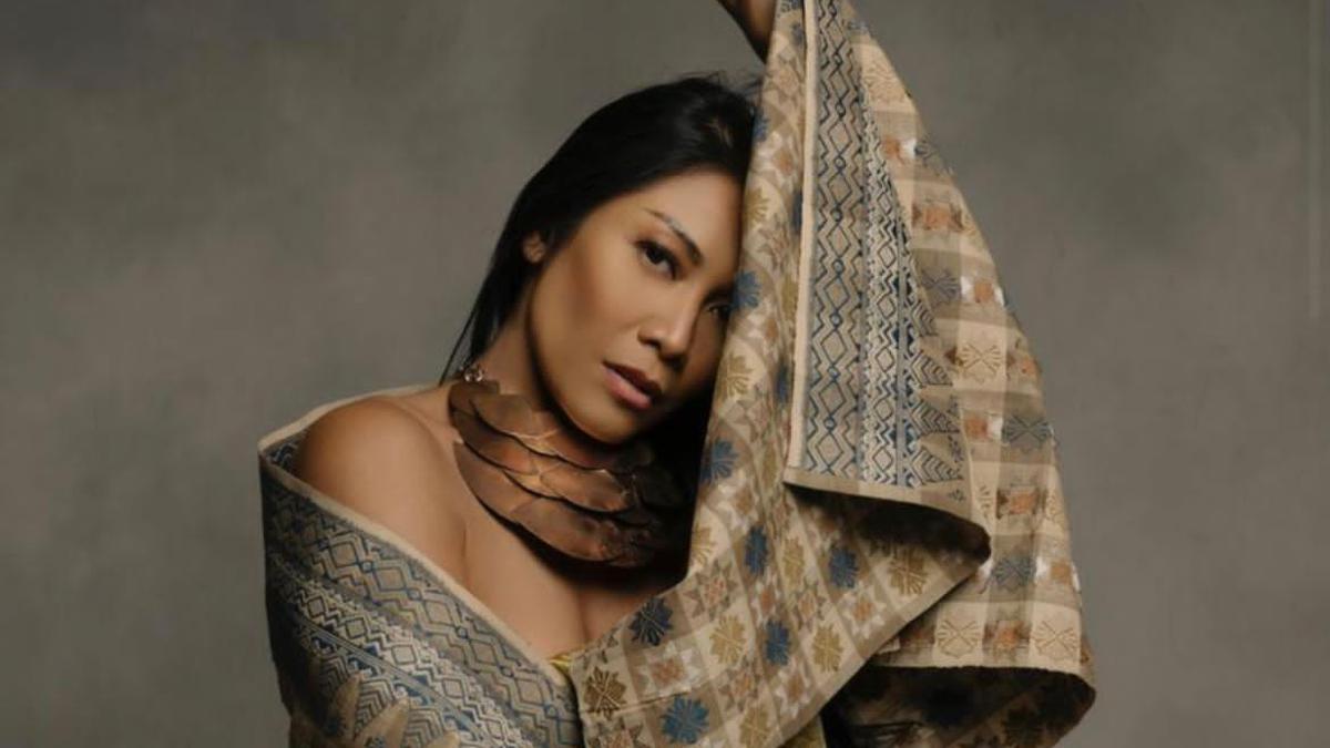 5 Potret Anggun C Sasmi, Cantik Elegan Berbalut Tenun dengan Styling ...