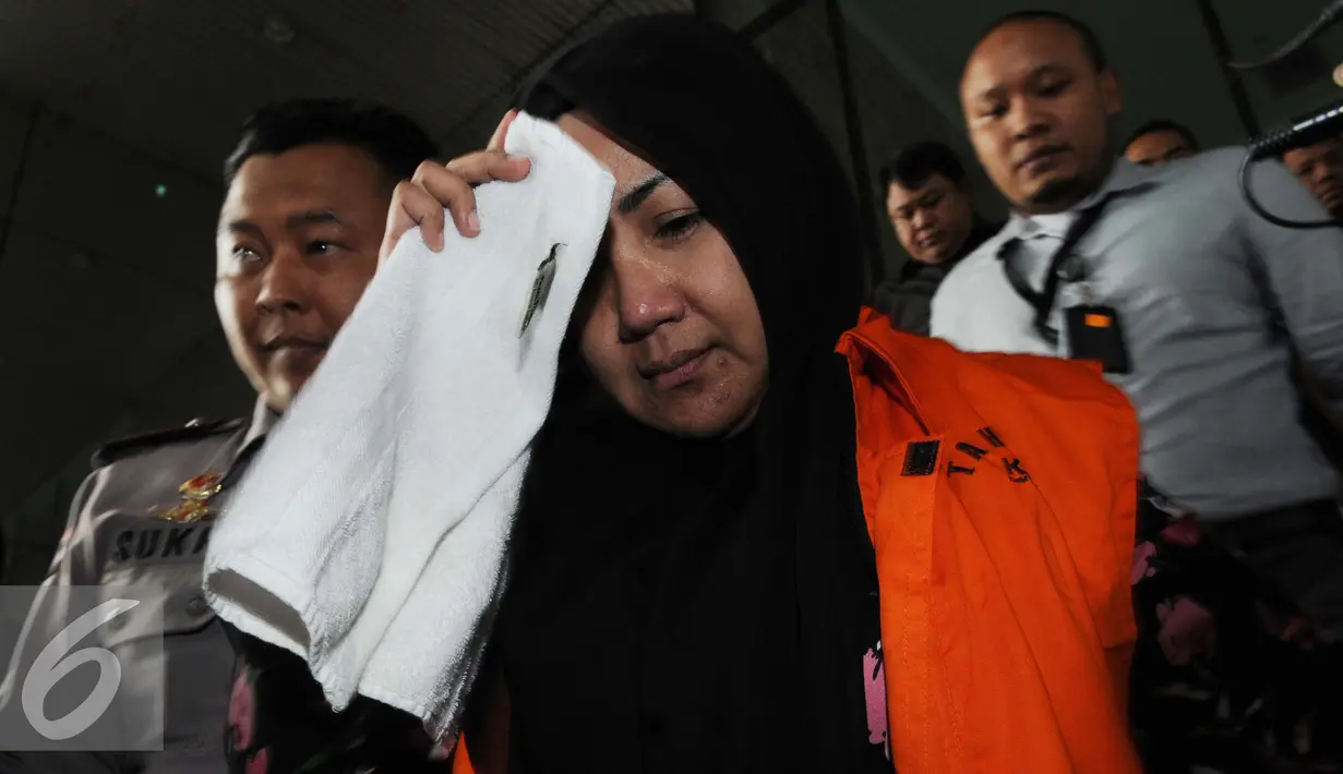 Ditahan KPK, Komisaris CV Timur Alam Raya Tutupi Wajah - Foto Liputan6.com