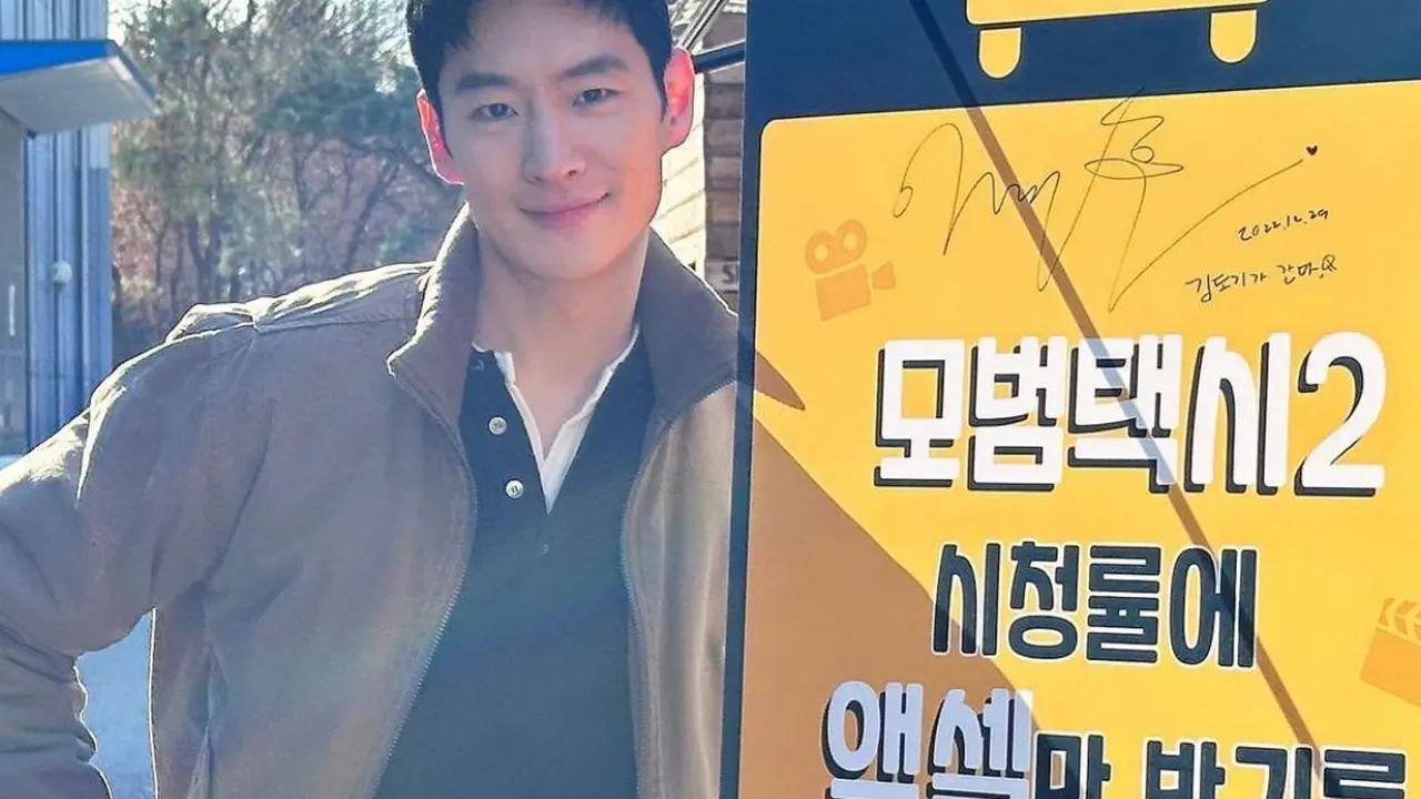 Gaya Lee Je Hoon Pakai Jaket Aviator di Drakor Taxi Driver 2 - Lifestyle Liputan6.com