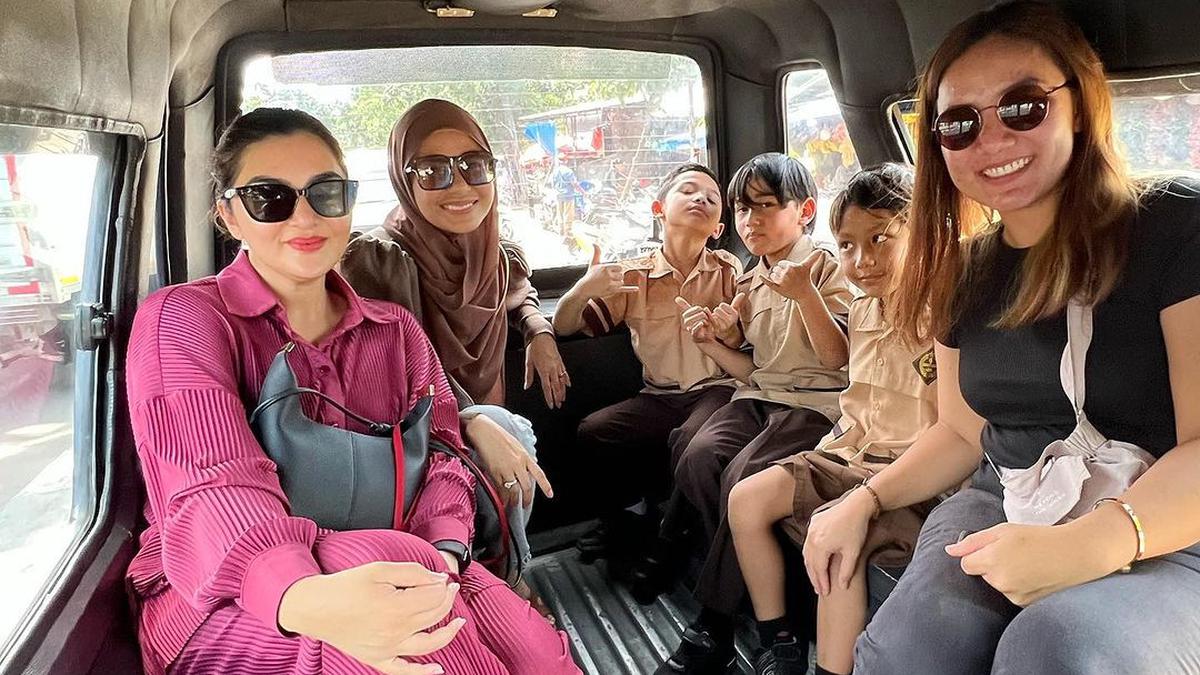Gaya Kece Ashanty dan Meisya Siregar Temani Anak-Anaknya Naik Angkot ...