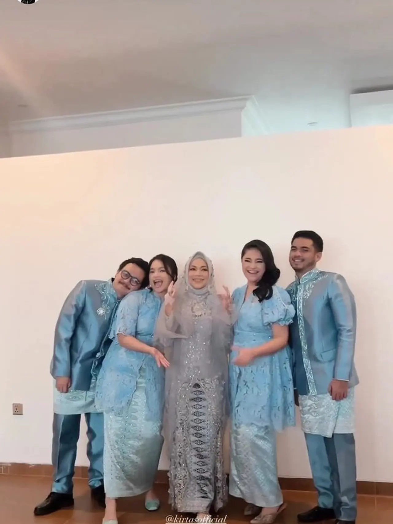 6 Potret Marshanda di Pernikahan Ibunda, Kompak dengan Adik-Adiknya ...