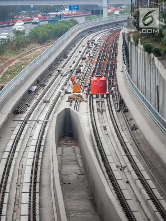 FOTO: Sudah Dipasangi Rel, Begini Penampakan Jalur LRT Rute Cibubur ...