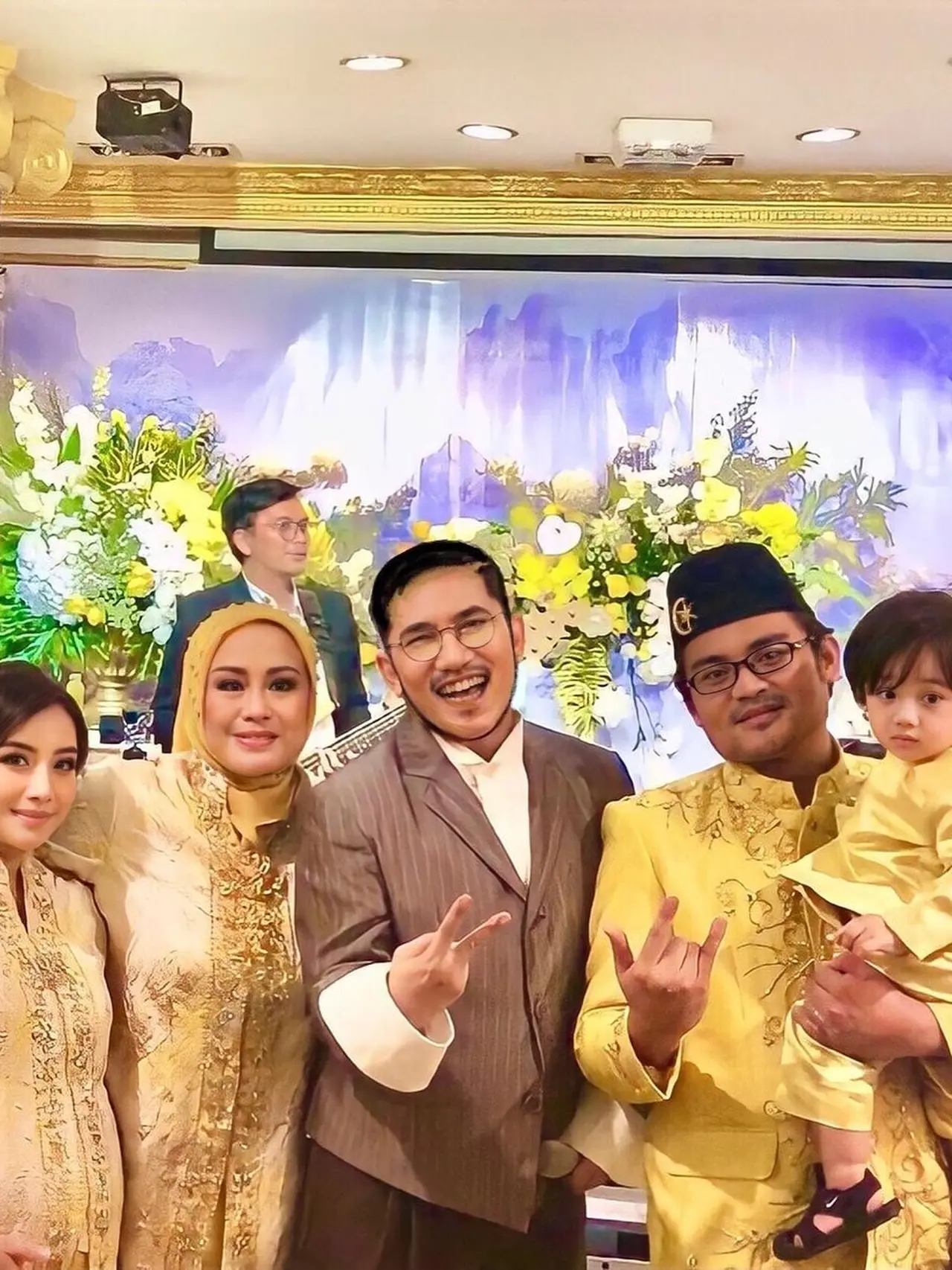 9 Potret Yana Julio yang Tampil Awet Muda di Usia 63 Tahun - Hot Liputan6.com