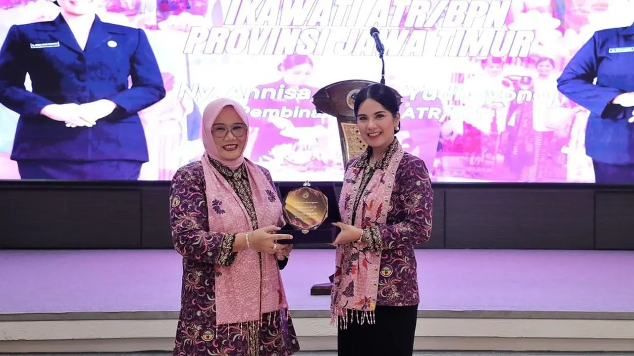 4 Potret Annisa Pohan Temui IKAWATI ATR/BPN Jatim, Anggun Pakai Batik dan Tas Mahal - Hot ...